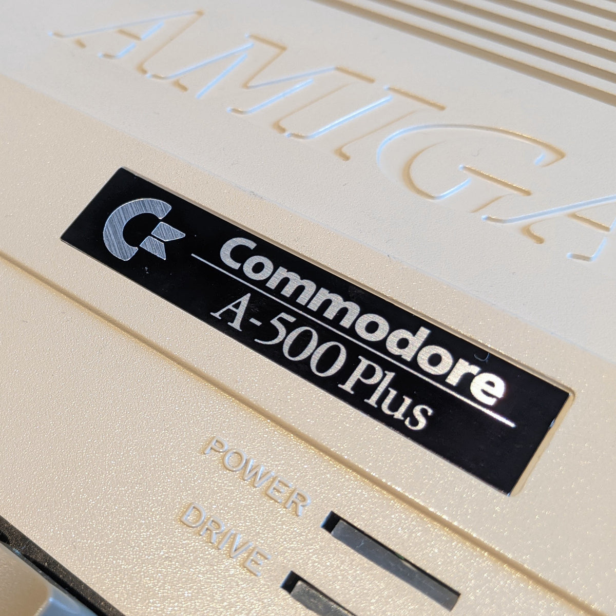 Amiga A500 Plus case badge – Retrofied